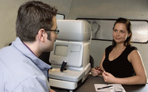 Sehtests: Fielmann und Philips informieren gemeinsam